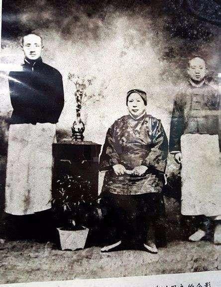 刘伯承元帅年轻时的老照片，20岁出头就担任了川军将领