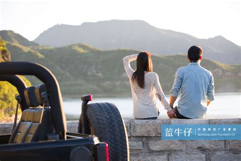 年轻情侣开吉普车出游 蓝牛仔影像 中国原创广告影像素材
