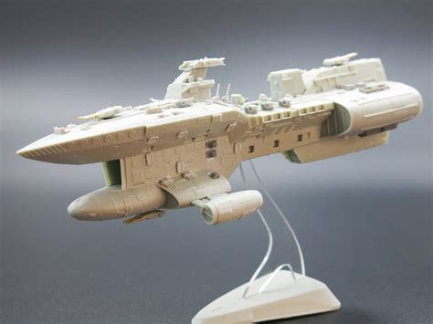 00製作途中の11700のチベ級です。実在する艦船模型のパーツやディティールを参考に元キットから改造を加えています。