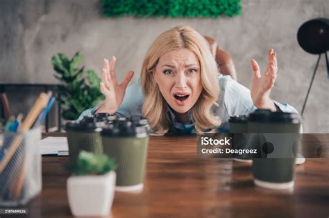 전문 기업 노동자 아가씨 앉는 의자 커피 컵 책상 입고 셔츠 현대 로프트 인테리어 사무실 실내 사진 40 44세에 대한 스톡