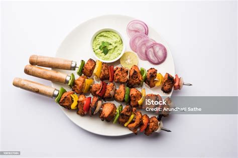 꼬치에 매운 바베 큐 치킨 티 카 Boti 녹색 처트니선택적 포커스와 접시에 제공 Tandoori에 대한 스톡 사진 및 기타