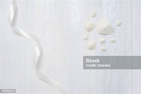 성 발렌타인의 날 인사말 카드에 대 한 이랑입니다 텍스트에 대 한 장소를 가진 백색 나무 배경에 백서 마음과 리본 Flatlay