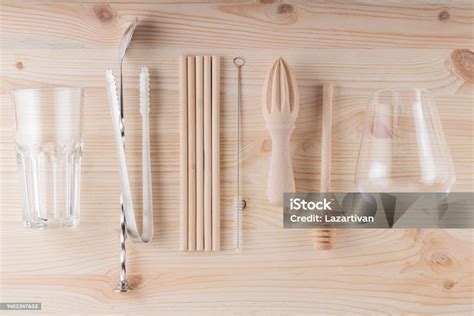 칵테일을 만들기위한 환경 친화적 인 도구 대나무 빨대 테이블 위의 청소 브러시 및 나무 과즙 짜는기구 여름 음료를위한 칵테일