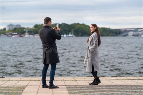 Giovane Che Fotografa La Sua Ragazza O La Sua Moglie Fotografia Stock