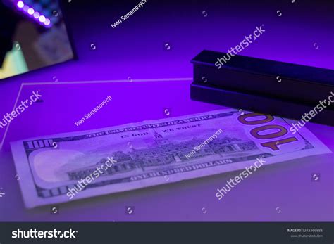 Verifying Authenticity Hundred Dollar Bill Ultraviolet Foto De Stock