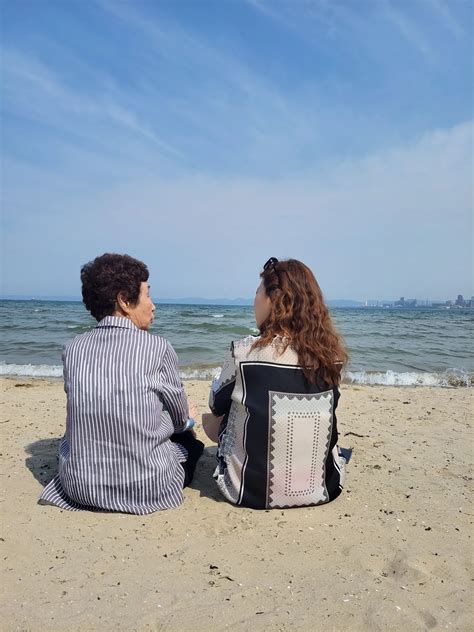 딸ㅡ엄마 바다보니까 좋다 그치 엄마ㅡ그래 속이 시원 하구나 딸ㅡ내년에도 같이와요 엄마ㅡ그래야지 홀로되신