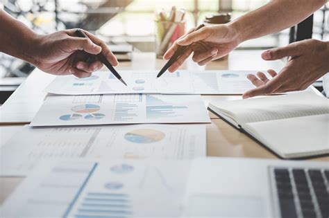 비즈니스 동료 회의 회의 전문 투자자 새로운 마케팅 비즈니스 전략 프로젝트 논 및 분석 데이터 차트 및 그래프 재무 및 회계 개념 작업을 경영자에 대한 스톡 사진 및 기타