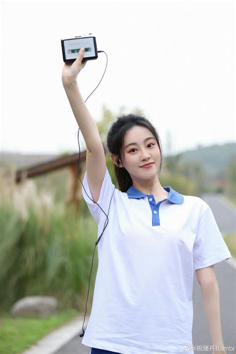 祝绪丹最新写真来啦！ 我青春中的女主角，校园剧过来递本子