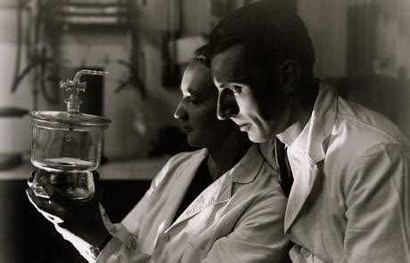 Irène Et Frédéric Joliot Curie La Fission Nucléaire À Voir