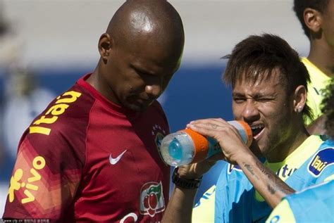 Neymar H N Th M Thi T B N G I Xinh P