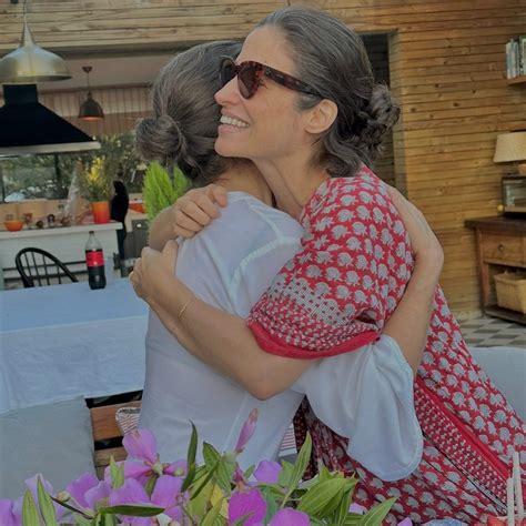 Renata Vasconcellos e irmã gêmea comemoram anos veja quem é quem