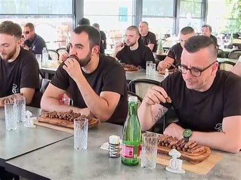 Bez Luka I Somuna Pojeo 90 ćevapa I Osvojio Glavnu Nagradu Na Prvom Zvaničnom Takmičenju U