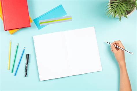 숙제를하는 아이 열린 빈 노트북 책 난독증 학생을위한 컬러 오버레이 스트립 학용품이있는 책상 상단보기 교육 학습 장애 독서 장애 난독증 책에 대한 스톡 사진 및 기타 이미지