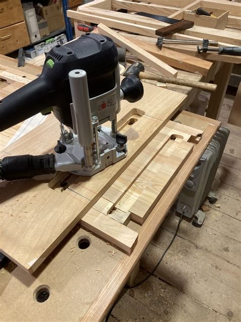 Pas à pas Table basse par assemblage de découpes identiques