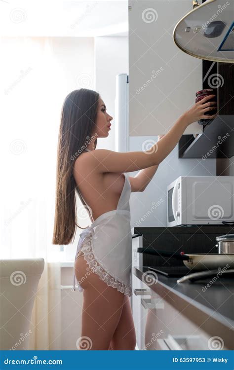 Nackte Hausfrau Im Schutzblech Setzt Stau In Schrank Stockbild Bild Von Schlank Erotika