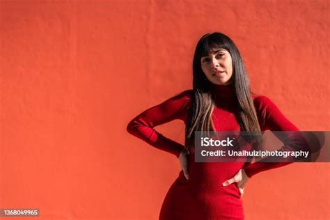 화창한 아침을 즐기고 봄에 드레스와 갈색 머리 소녀를 포즈 백인 예쁜 빨간 배경 복사 공간 및 붙여 넣기 25 29세에 대한 스톡 사진 및 기타 이미지 Istock