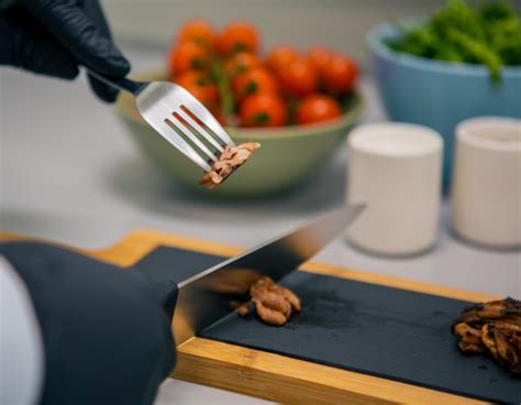 한 장의 사진 진짜 돼지고기와 갈수록 비슷해지는 배양육