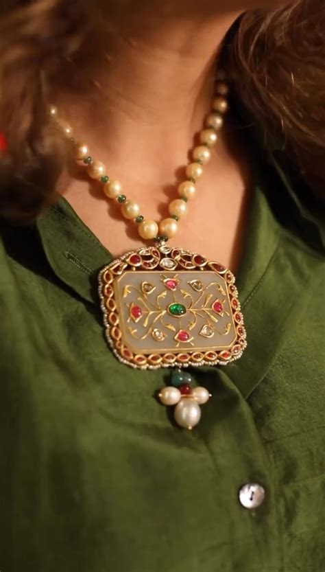 Pin By Komal Hatti On Moti Gold Jewellery Design Necklaces Gold Fashion Necklace Antique