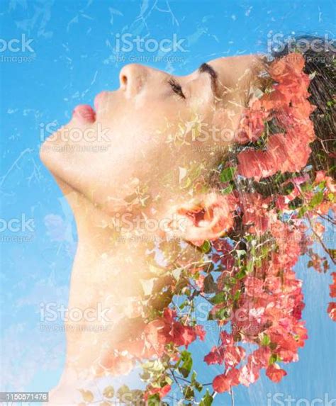 젊은 자연의 아름다움의 이중 노출 편안 하 고 그녀의이 마와 머리가 배경으로 푸른 하늘에 대 한 설정 이국적인 꽃의 꽃잎과 완벽