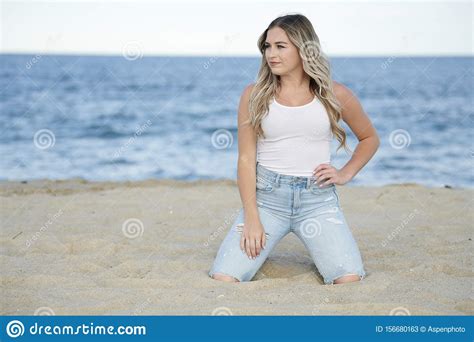 Uma Jovem Loira Espantosa Na Praia Em Um Tanque Branco Imagem De Stock Imagem De Modelo Alto