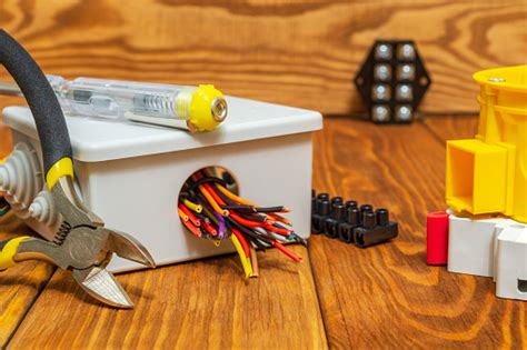 전기 설치 공정에 사용되는 케이블 와이어 및 공구가있는 전기 정션 박스 나무 상자에 대한 스톡 사진 및 기타 이미지 나무