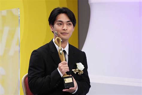 綾瀬はるか、新型コロナ感染から復帰後初の公の場 入院発表から57日笑顔で登場 Encount 3