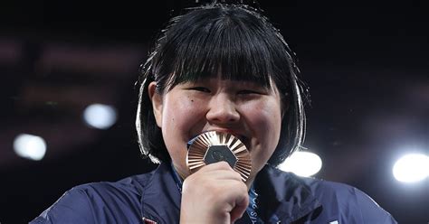 소중한 메달을 손에 든 김하윤