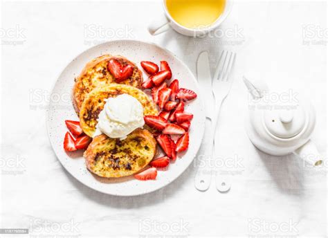 밝은 배경에 아이스크림과 딸기와 구운 프랑스 토스트 상단 보기 맛있는 아침 식사 디저트 간식 플랫 레이 프렌치 토스트에 대한