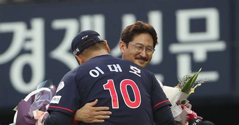 롯데 이대호에게 최다안타 기록 축하 받는 박용택