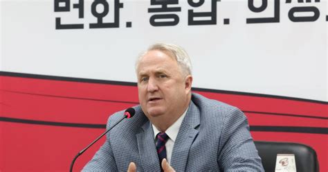 이준석 설득하고 尹측근엔 불출마 권하고與 인요한 쓴약 먹힐까