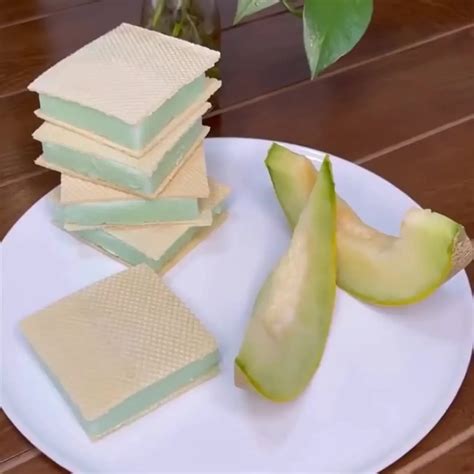 طرز تهیه بستنی طالبی با خامه صبحانه و شیر