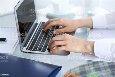 노트북 컴퓨터에 입력 하는 비즈니스 여자 손의 닫습니다 개념에 대한 스톡 사진 및 기타 이미지 개념 경영자 계획 Istock