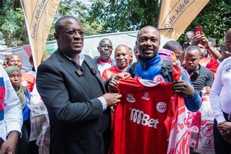 Picha Kibegi Kilichokuwa Na Jezi Mpya Za Simba SC Msimu Kimeshuka Salama Waziri Nape