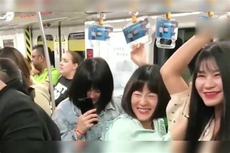盘点地铁爆笑打电话：小伙打电话信息量太大，美女笑得合不拢嘴信息量小伙美女