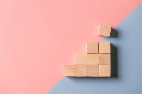 개념 성장 성공 프로세스 종이 파란색 배경에 단계 계단으로 적층 나무 블록을 닫습니다 입방체에 대한 스톡 사진 및 기타 이미지