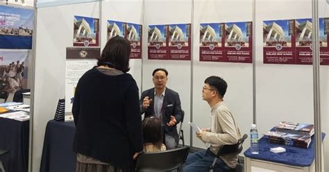 해외 유학·이민박람회 유학 부스 둘러보는 관람객들