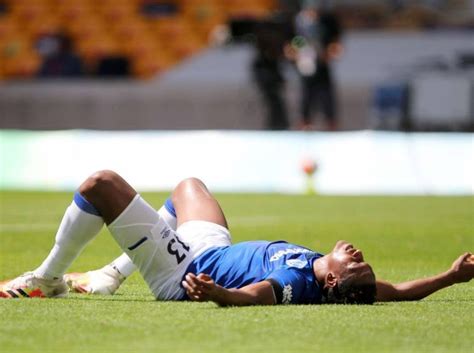 Yerry Mina Sufre Una Lesión Muscular Y Es Duda En El Everton Líder En