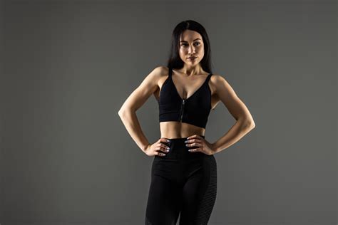 근육질의 몸매를 가진 스포티한 여성의 초상화 회색 배경에 포즈를 취하는 것 백인종에 대한 스톡 사진 및 기타 이미지 백인종 사람들 사진 이미지 Istock