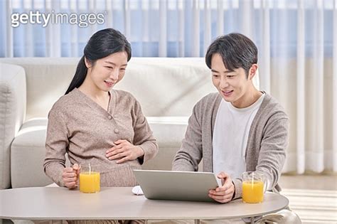대한민국 임신 물체묘사 여성 부부 인간관계 가족 지원금 출산장려정책 주제 이미지 Jv12637527