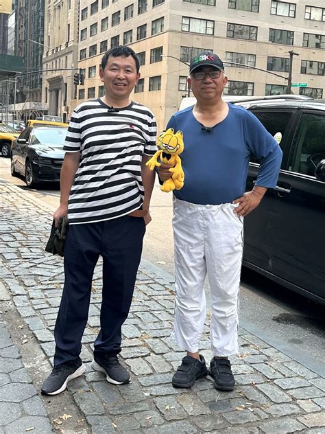 黄河边 On Twitter 今天和西诺在第五大道中央公园合影，背景就是郭骗子曾经的18楼窝点，因郭骗被捕当日的一场大火正在修葺中，据说需