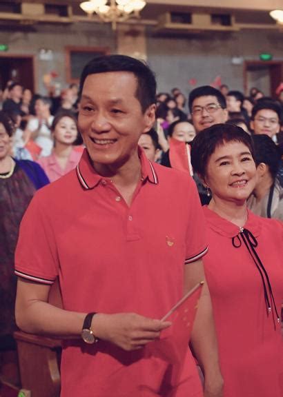 馮遠征64歲老婆素顏近照，皮膚緊緻明目紅唇像是40歲 每日頭條