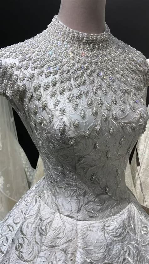 나는 보수적인 사람이야 내가 만든 많은 옷들은 몸을 가린 디자인이 많아 그 이유는 내게는 결혼하는 신부에 대한 내 생각이 고귀한 아름다움이 가장 특별하게 느껴졌던거 같아