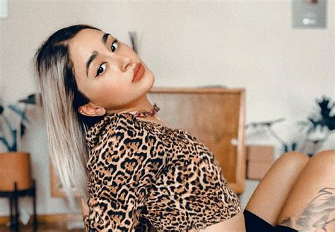 La Chule Muestra Su Figura Con Poca Ropa Le Cuesta Ver Su Cuerpo En Fotos De La época En Que