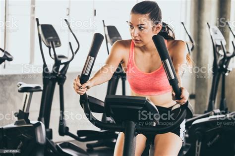 매력적인 젊은 여자는 체육관에서 운동 자전거에 밖으로 작동 건강한 생활방식에 대한 스톡 사진 및 기타 이미지 건강한 생활방식