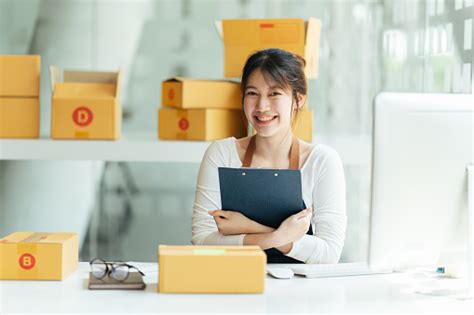 홈 오피스에서 자신의 직업 쇼핑 온라인 사업에 소포 상자를 가진 성공적인 아시아 여성 기업가 중소 기업을 시작 Sme 개념 Brand Name Smart Phone에 대한