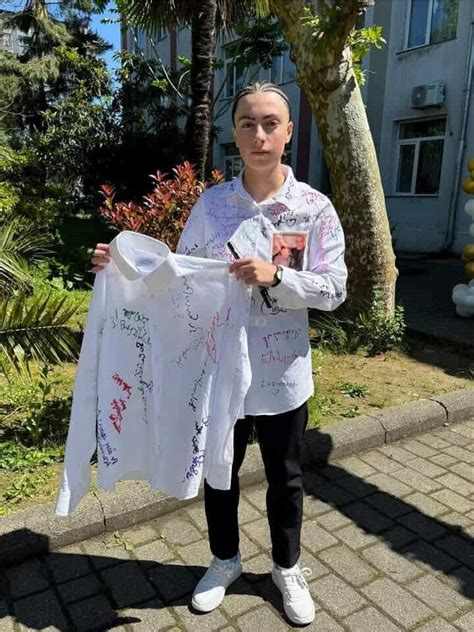 ქუთაისელები მე და ჩემი ტყუპისცალი დღეს ერთად ვამთავრებთ და როცა ბავშვობის გზას ბოლო წერტილს