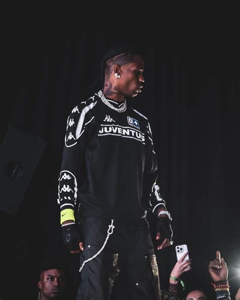 La Juve Cerca Sponsor Ma Travis Scott Si Esibisce Con Maglia Anni 90