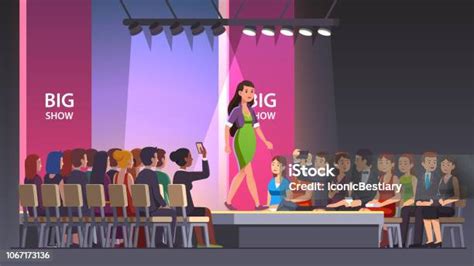 패션 모델 여자 보여주는 새로운 수집 유행 드레스 패션쇼 무대 활주로 연단 위에 걷는 앉아서 전시 공연을 보고 관객 군중입니다