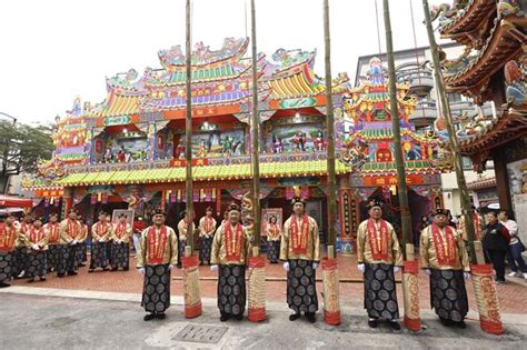 旗津天后宮睽違72年重現建醮大典信徒鑽近17尺燈篙祈好運 寶島 中時