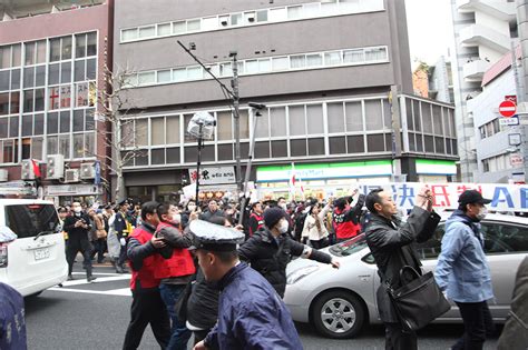 新宿御苑アパホテル周辺で中国人が反日デモ 「断固抗議」と掲げながらアパホテル前を行進 ゴゴ通信ゴゴ通信